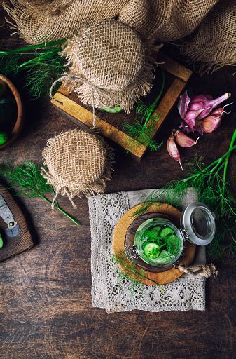 오이를 절임 준비 소박한 나무 배경에 딜과 마늘슬라이스로 자른 수제 오이 0명에 대한 스톡 사진 및 기타 이미지 0명 건강한 식생활 녹색 Istock