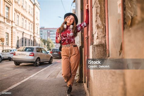 하루를 즐기고 무선 헤드폰으로 음악을 듣는 사랑스러운 여성의 전면 모습 개념에 대한 스톡 사진 및 기타 이미지 개념 거리 걷기 Istock