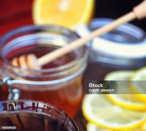 자연에서 레몬과 민트차 항아리에 레몬과 꿀을 곁들인 뜨거운 민트 차 한 잔 레몬 슬라이스와 뜨거운 차에 꿀 숟가락 0명에 대한 스톡 사진 및 기타 이미지 Istock