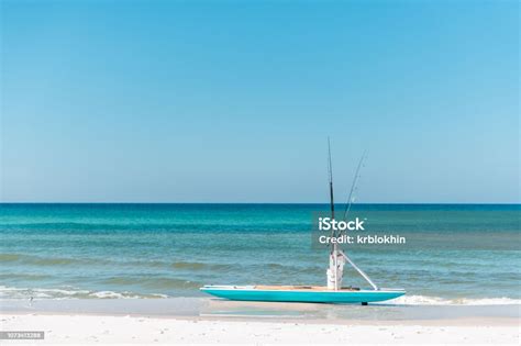 한 빈 낚시 보트 플로리다 팬핸들 걸프의 멕시코 파도 화창한 날 동안 해변에 청록색 색깔을 그린 풍경 아무도 카약 노 젓는 배에