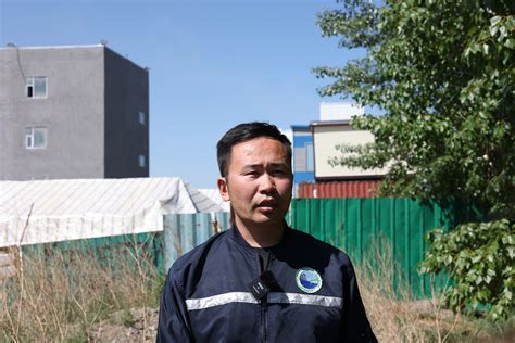 Дунд голын голдирол хааж барьсан барилга байгууламжийг буулгаж байна