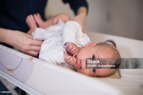 엄마와 아기 기저귀를 갈아 깨끗한 건조 기저귀에 테이블을 변경에 어린 소년 가정 생활에 대한 스톡 사진 및 기타 이미지 가정 생활 가정의 방 가족 Istock