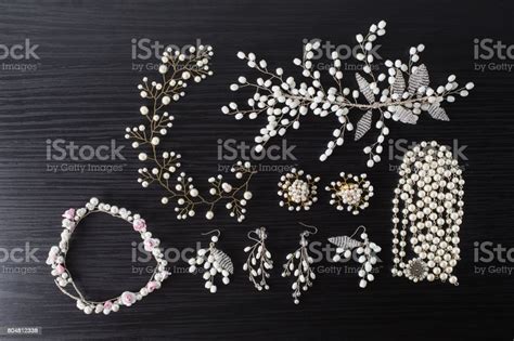 어두운 배경에 구슬 머리와 화이트 귀걸이 보석에 의하여 이루어져 있다 여자의 보석입니다 결정체에 대한 스톡 사진 및 기타 이미지 결정체 귀걸이 금속 Istock