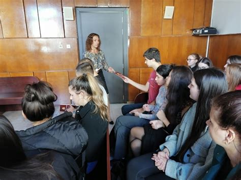 Ученици се запознаха с основния закон на България в районния съд във Враца снимки