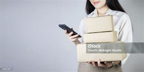 소포 상자 선물 상자 종이 상자를 들고있는 아시아 여성 제품 개념 고객에 대한 스톡 사진 및 기타 이미지 고객 구매