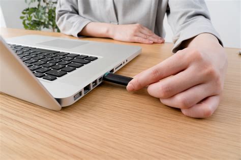 Usbメモリの廃棄・処分方法は?メモリ・データの削除方法も解説|もっとオフィスを快適に、もっとビジネスを効率的に! Usbメモリの廃棄・処分方法は?メモリ・データの削除方法も解説|もっとオフィスを快適に、もっとビジネスを効率的に!