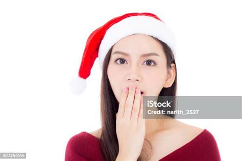 세로 젊은 아시아 여자 착용 놀와 흥분 산타 모자와 크리스마스 시즌 크리스마스 개념 흰색 배경에 고립 된 취재 입 12월에 대한 스톡 사진 및 기타 이미지 Istock