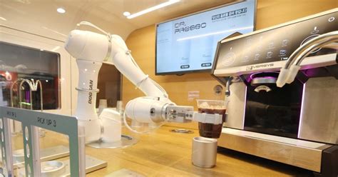 로봇이 만드는 커피