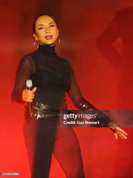 Sade Performs At The O2 Arena In London Photos And Premium High Res