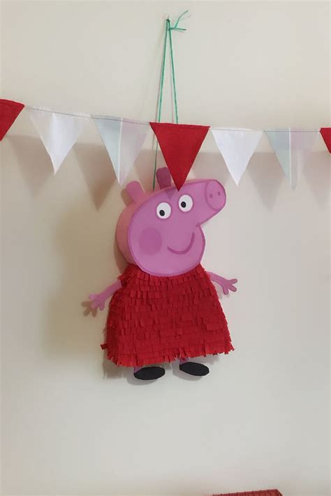 Пиньята свинка Пеппа из нетвердого картона мордочка раскрашена красками платье из бумаги