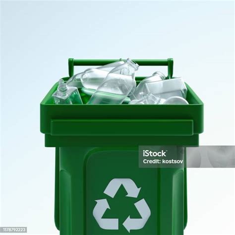 흰색 배경에 흰색 재활용 기호가있는 플라스틱용 녹색 쓰레기 통 쓰레기통 3d 렌더링 용기 제작물에 대한 스톡 사진 및 기타 이미지 용기 제작물 재활용 0명 Istock