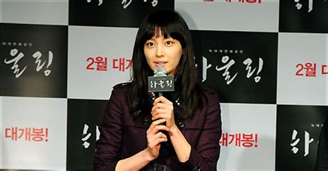 Md포토 이나영 짙은 보라색 원피스로 시선 집중