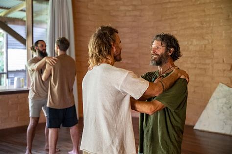 피정 공간에서 서로의 어깨에 손을 얹고 지지하고 연결을 만드는 네 명의 남성 30 34세에 대한 스톡 사진 및 기타 이미지 30 34세 45 49세 Mental