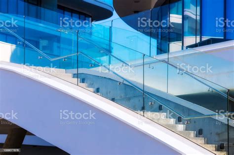 유리와 흰색 아파트 건물에 이어지는 계단에서 콘크리트의 현대 조합 0명에 대한 스톡 사진 및 기타 이미지 0명 Tri