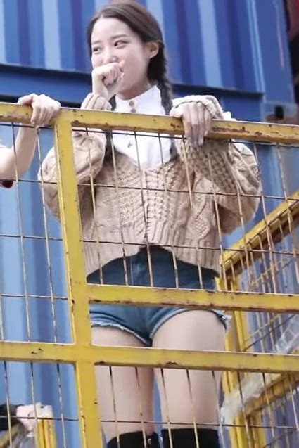 짧은 핫팬츠가 잘 어울리는 베리굿 조현 움짤