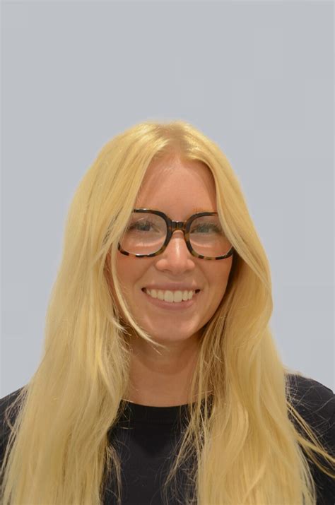 Ellie Headshot Final Billboard Insider™