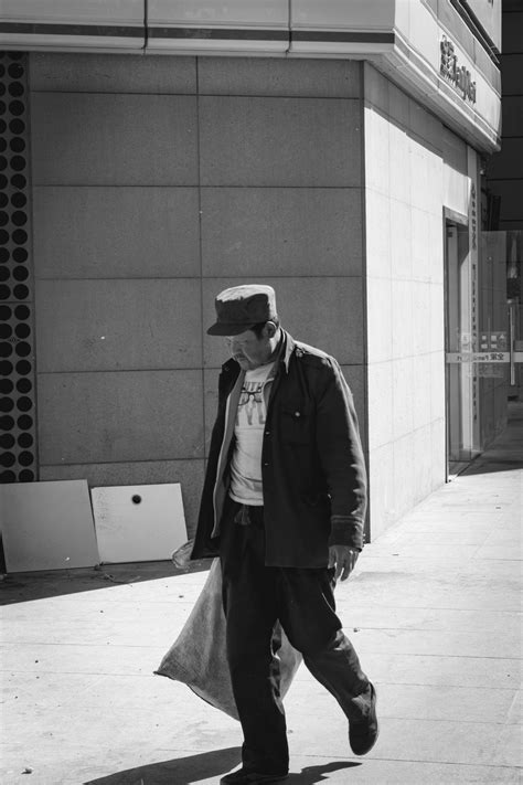 무료 이미지 남자 검정색과 흰색 도로 화이트 거리 사진술 남성 봄 가방 유행 의류 검은 단색화 쌀