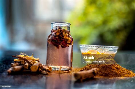 천연 아유르베다 허브 즉 레반드 치니와 장미물과 꿀을 잘 섞은 빠른 치유 상처 페이스트 나무 표면에 레반드 치니 뿌리 분말 장미