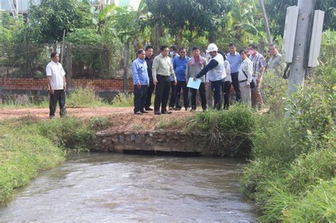 អភិបាលខេត្តកំពង់ចាម ចុះអន្តរាគមន៍បើកមុខទឹកសង្គ្រោះស្រូវប្រជាពលរដ្ឋ៣១ហិកតា ក្នុងឃុំស្ដើងជ័យ