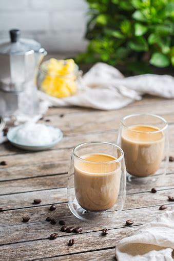 케토 코코넛 오일과 기 버터를 곁들인 케톤 생성 방탄 커피 건강한 생활방식에 대한 스톡 사진 및 기타 이미지 건강한 생활방식