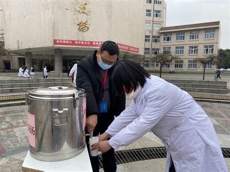 中药大锅汤 防疫护健康 学校为师生熬制中药大锅汤