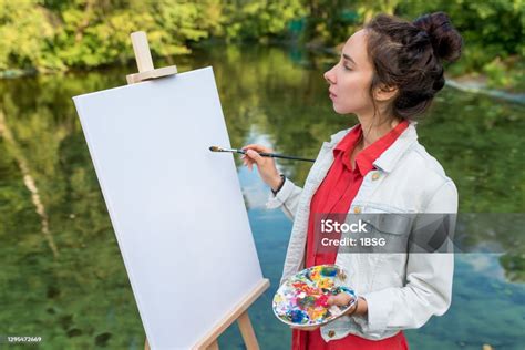 호수 강 연못 근처 공원에서 여름에 여성 예술가 그림 흰색 캔버스를 그립니다 그리기 시작 창의성 예술 판타지의 창조 캐주얼 한