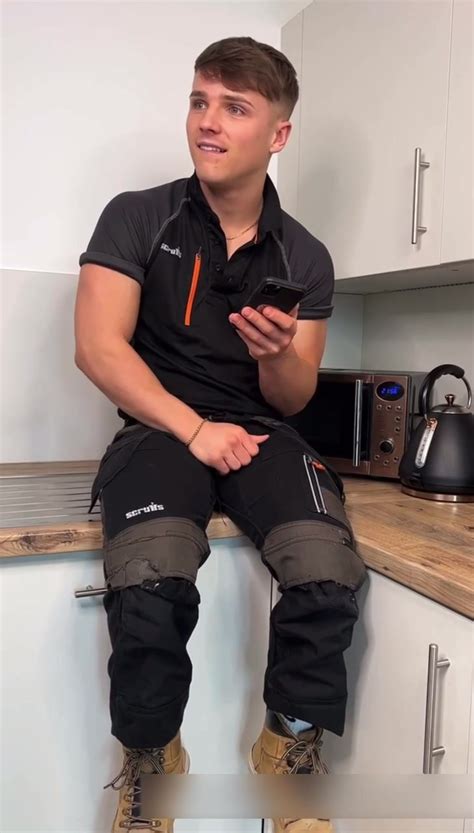 Hottt Handsome Worker Blows A Fat Load Before…