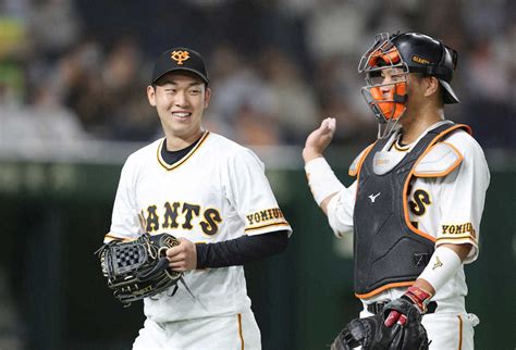 ＜巨・神＞6回を終え談笑しながらベンチに戻る山崎伊（左）と大城 （撮影・白鳥 佳樹） ― スポニチ Sponichi Annex 野球