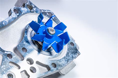 회색 배경에 물 펌프의 엔진을 냉각하기위한 새로운 금속 자동차 펌프 자동차 엔진을 위한 새로운 예비 부품의 개념 0명에 대한 스톡 사진 및 기타 이미지 Istock