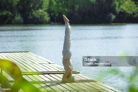 야외에서 일출에 강 정박지에서 요가를 연습하는 젊은이 자기 인식과 수용 정신 건강 휴식 자연과의 조화의 개념 30 34세에 대한