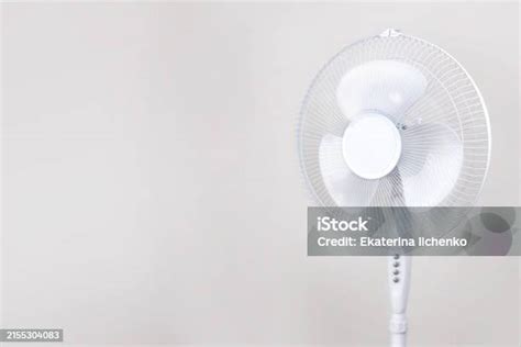 전기 바닥 팬 흰색은 베이지 색 배경에 고립되어 있습니다 더위 더운 여름을 피하는 데 도움이 됩니다 사진 복사 과거 닫기 선풍기 전기 설비에 대한 스톡 사진 및 기타 이미지