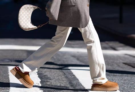 Короткі уггі як носити трендове взуття цього року взимку Читайте на Ukr Net