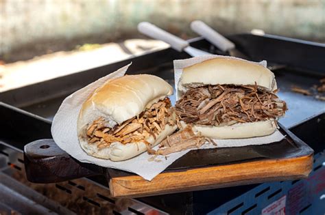 그릴과 나무 보드에 쇠고기와 돼지고기와 빵 구운 고기 양파 버터 치즈로 채워진 빵 샌드위치 길거리 음식 0명에 대한 스톡 사진 및 기타 이미지 Istock
