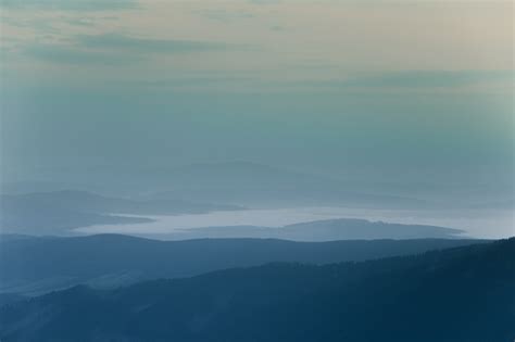 선라이즈에서 아름 다운 화려한 추상적인 산 풍경입니다 미니 멀 블루 톤에 아침에 산의 풍경입니다 0명에 대한 스톡 사진 및 기타 이미지 Istock