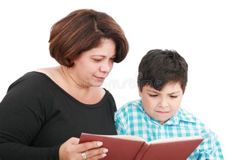 M Re Avec Le Fils Affichant Le Livre Image Stock Image Du Joie Mignon