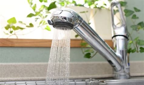 キッチンの水圧が強すぎるときの対処法を解説！蛇口の勢いを調整するには？