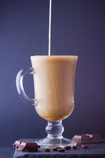 어두운 배경에 우유와 아이스 커피 슬레이트 보드에 라 떼와 블랙 초콜릿 컵에 우유 음료와 커피 콩 복사 공간 0명에 대한 스톡 사진 및 기타 이미지 Istock