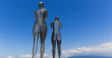 مجسمه عشق در باتومی گرجستان شرکت هواپیمایی پاژسیر مجری تورهای اقساطی