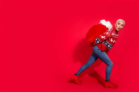 연금 수령자 숙녀 산책 운반 자루 선물 놀란 모습 빈 공간 입고 있다 인쇄 스웨터 새해 외딴 빨간색 배경의 전체 길이 사진 55