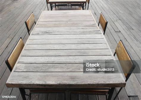 커피숍 레스토랑의 빈 야외 오래된 빈티지 나무 테이블과 의자 0명에 대한 스톡 사진 및 기타 이미지 0명 가구 가정의 방