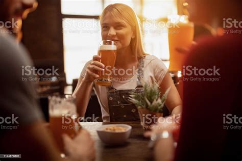 바에서 친구 들과 시간을 보내는 동안 맥주를 마시는 행복 한 여자 3 명에 대한 스톡 사진 및 기타 이미지 3 명 남성 남자 Istock