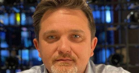 Pas vdekjes së të atit Jul Deda e nis emisionin ndryshe Showbiz