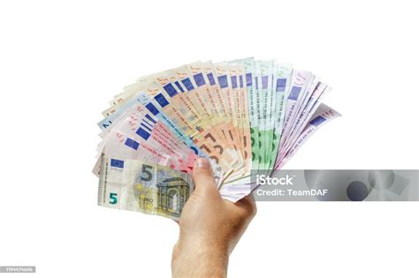 오른손은 다양한 유로 지폐를 들고 흰색 배경에 고립 밖으로 부채 돈 보험 부의 개념 0명에 대한 스톡 사진 및 기타 이미지 Istock