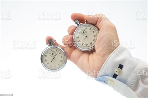 흰색 배경에 기계식 아날로그 스톱워치가있는 손 시간 부분 정밀도 속도 간격의 측정 경쟁에 대한 스톡 사진 및 기타 이미지 경쟁 계시기 금속의 Istock