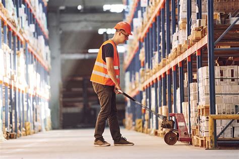 화물로 작업하는 제복 및 하드 모자를 쓴 창고 작업자의 측면보기 30 34세에 대한 스톡 사진 및 기타 이미지 30 34세 경영자 고급 Istock