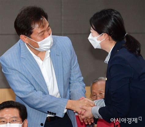 [포토] 인사 나누는 배현진·오세훈 아시아경제