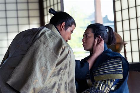 （写真）『どうする家康』“信長”岡田准一、“家康”松本潤の耳をガブリ ネット騒然「衝撃」「全部ふっとんだ」 ドラマ ニュース