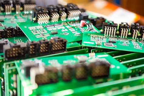 방금 제작된 다양한 자동차 인쇄 회로 기판과 표면 장착 부품이 있는 Pcb가 기판 위에 있습니다 얕은 Dof 가로 이미지 0명에
