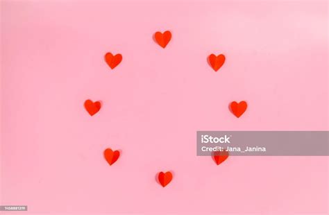 빨간 종이 하트가 원으로 배열되어 있습니다 해피 발렌타인 데이 인사말 카드 사랑의 시간 공간을 복사합니다 플랫 레이 0명에 대한 스톡 사진 및 기타 이미지 Istock