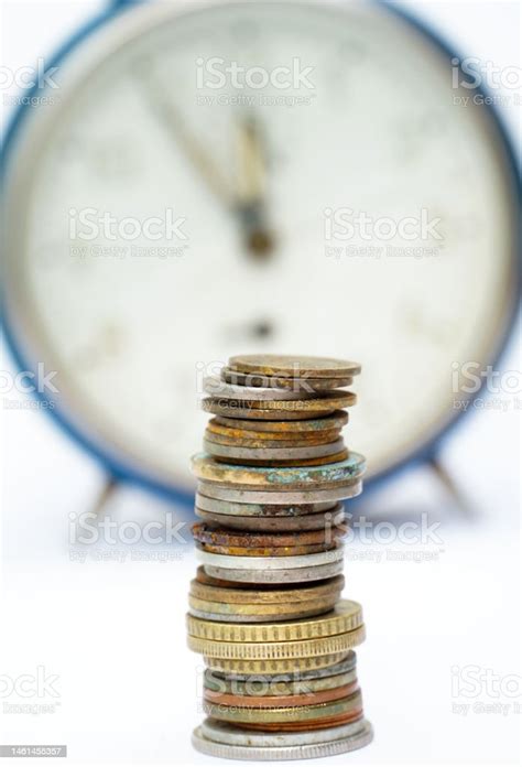 알람 시계 앞에 있는 빈티지 녹슨 동전 시간은 돈 개념 흰색 배경 스튜디오 촬영입니다 1 센트에 대한 스톡 사진 및 기타 이미지 Istock